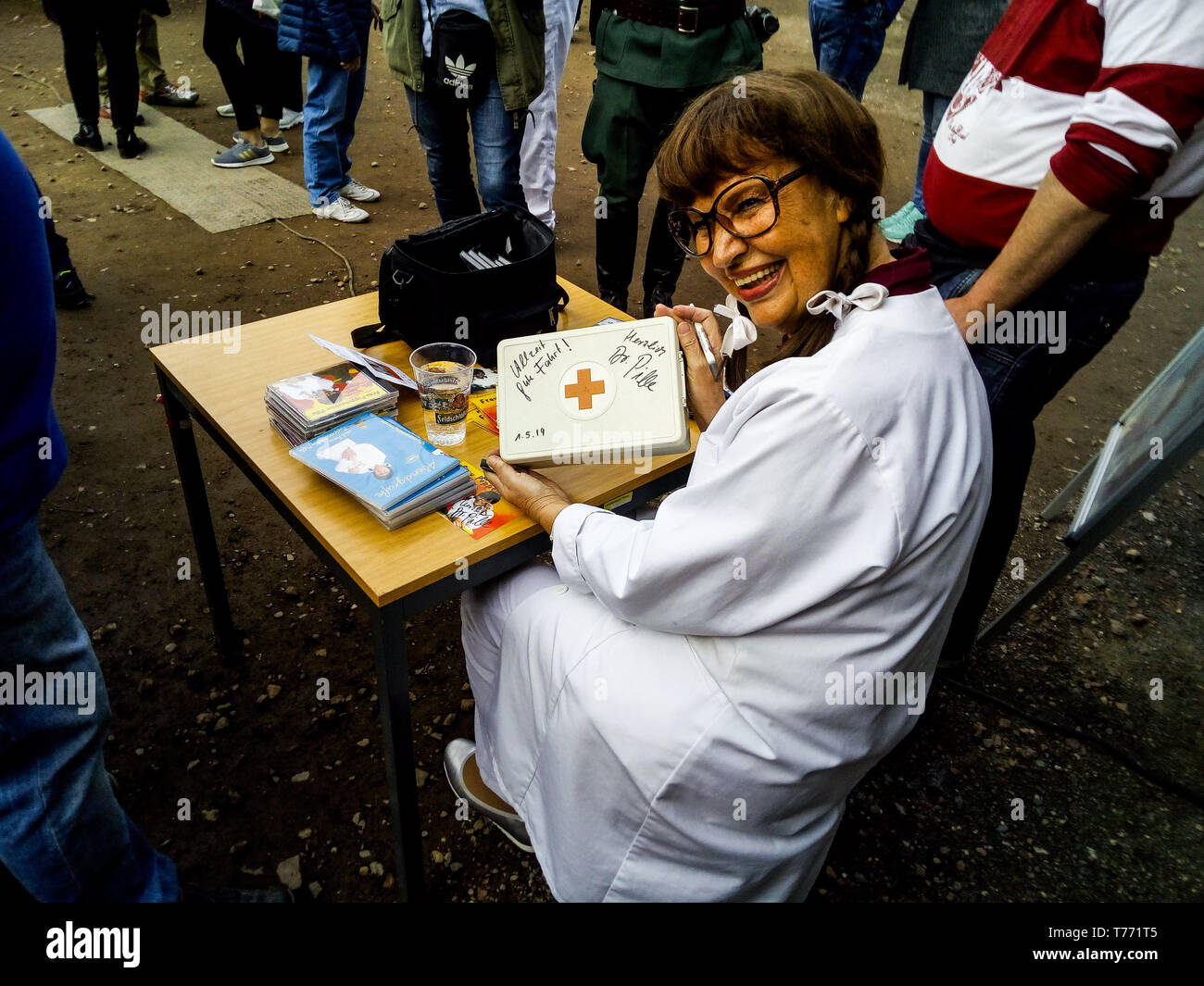 Frau Puppendoktor Pille alias Urte Blankenstein und der Chef des DDR ...