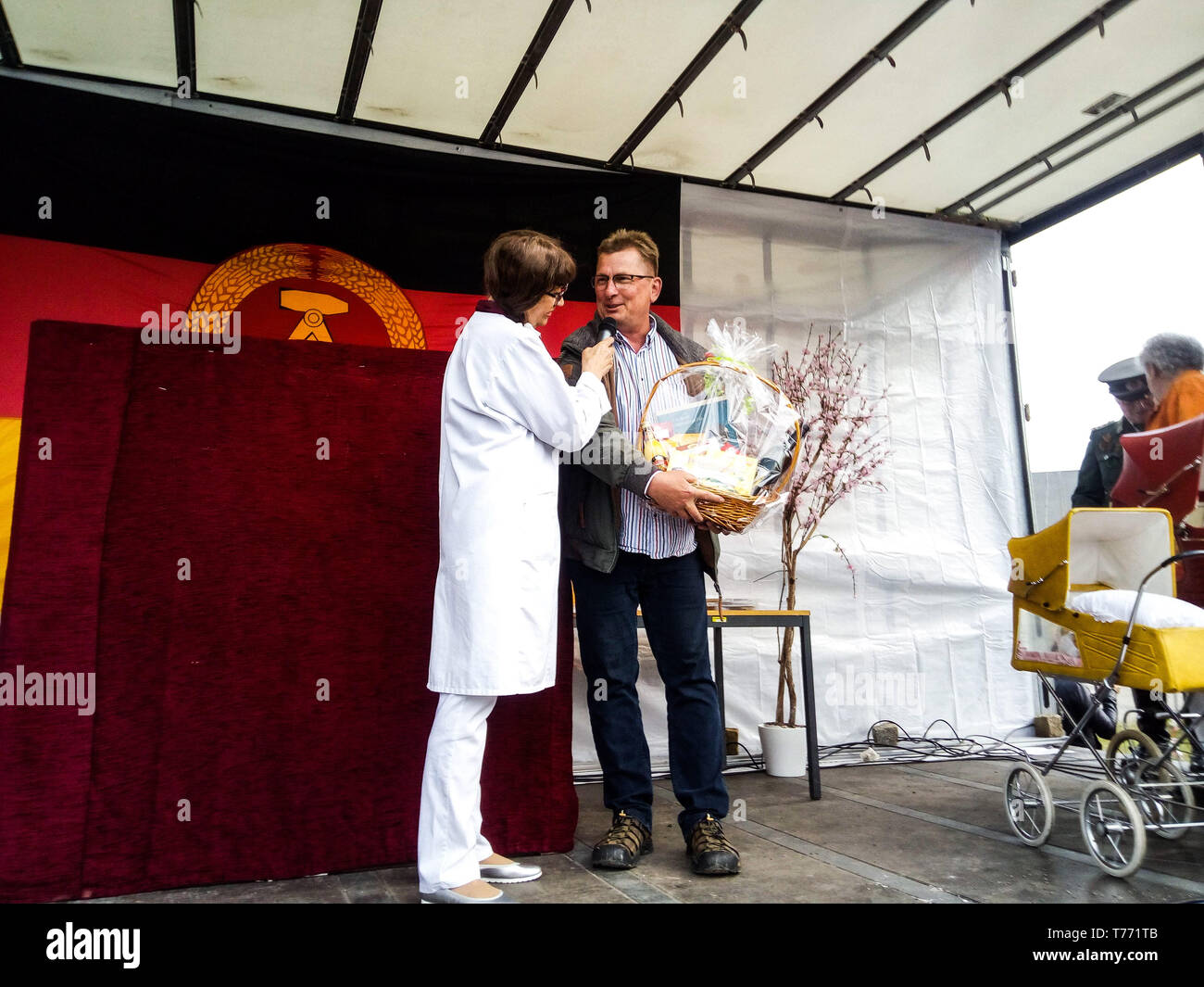 Frau Puppendoktor Pille alias Urte Blankenstein und der Chef des DDR ...