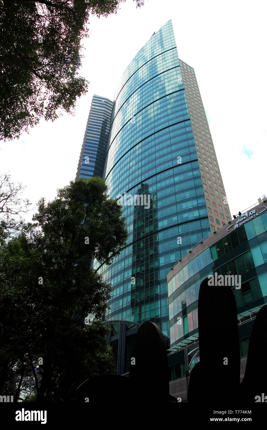 Earthquake resistant mexican tower Torre Mayor in Paseo de la Reforma ...