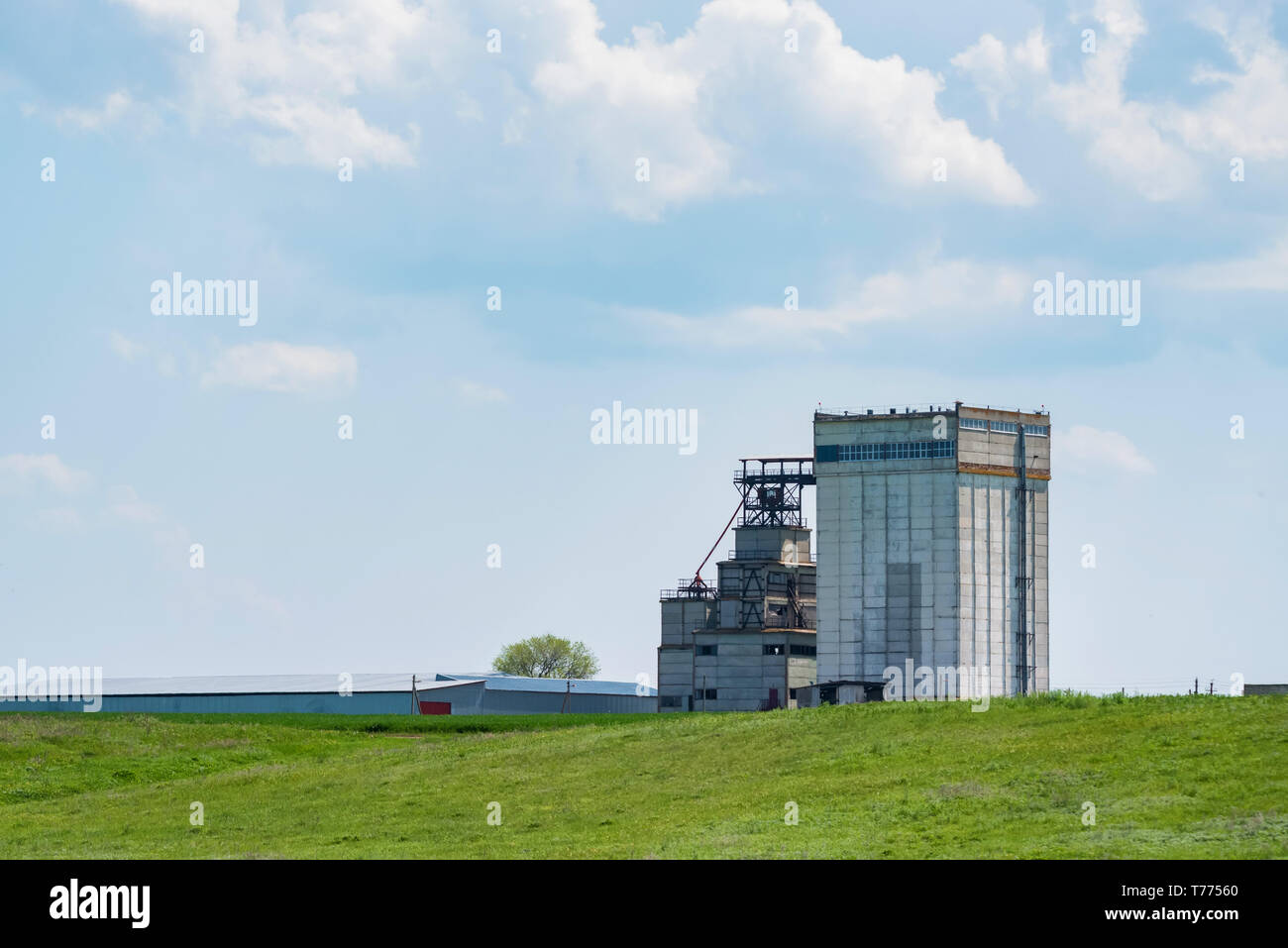 White industrial grain elevator hi-res stock photography and images - Alamy