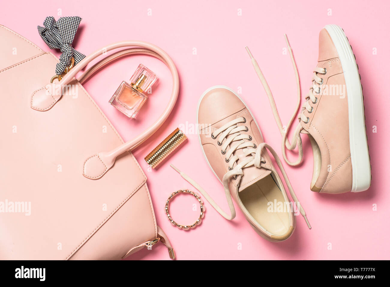 Flat lay fashion hi-res stock photography and images - Alamy