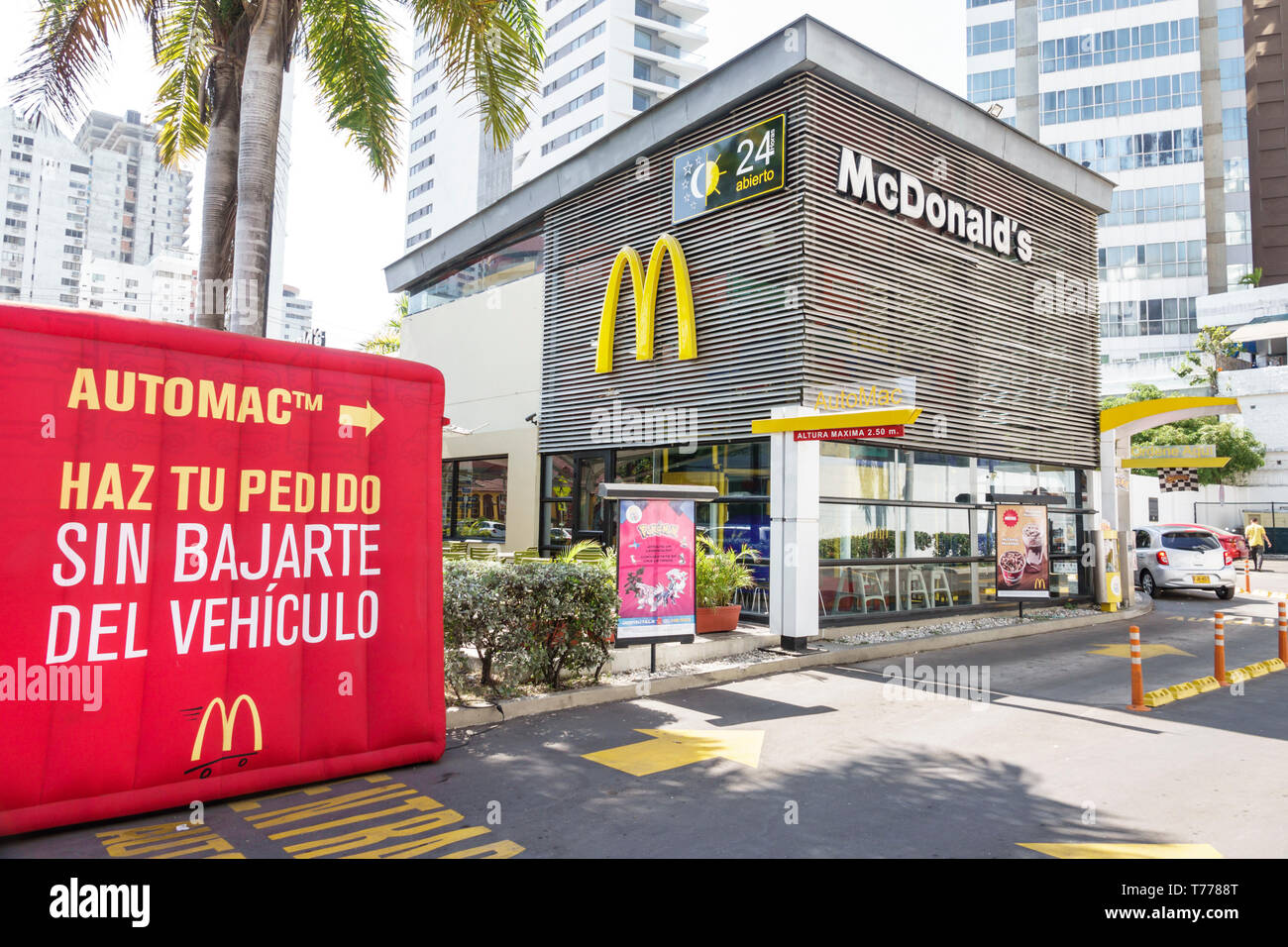 Mcdonalds drive through restaurant hi-res stock photography and images - Alamy