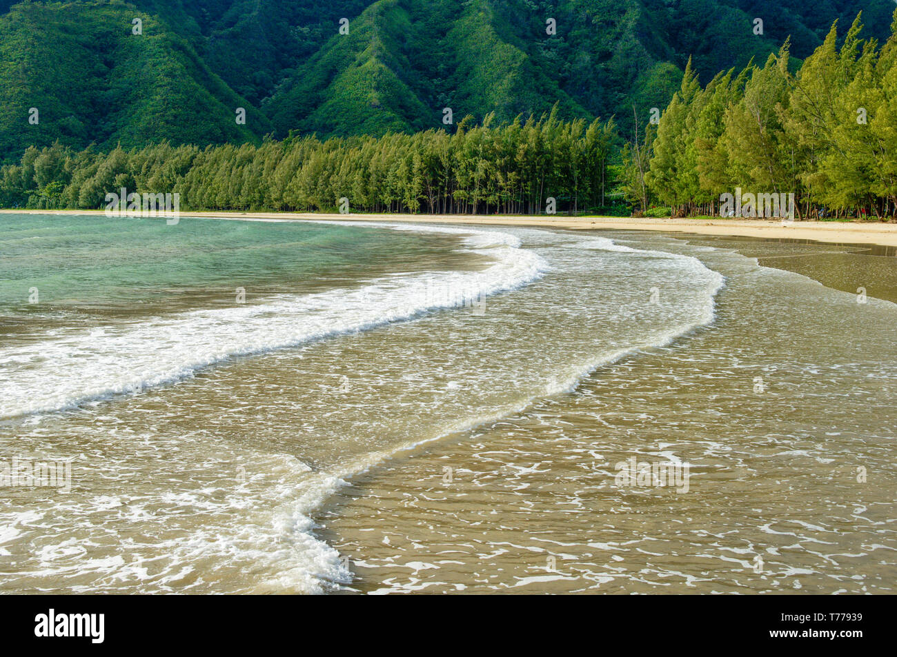 Beach at Kahana Bay State Park, Windward Oahu, Hawaii Stock Photo - Alamy