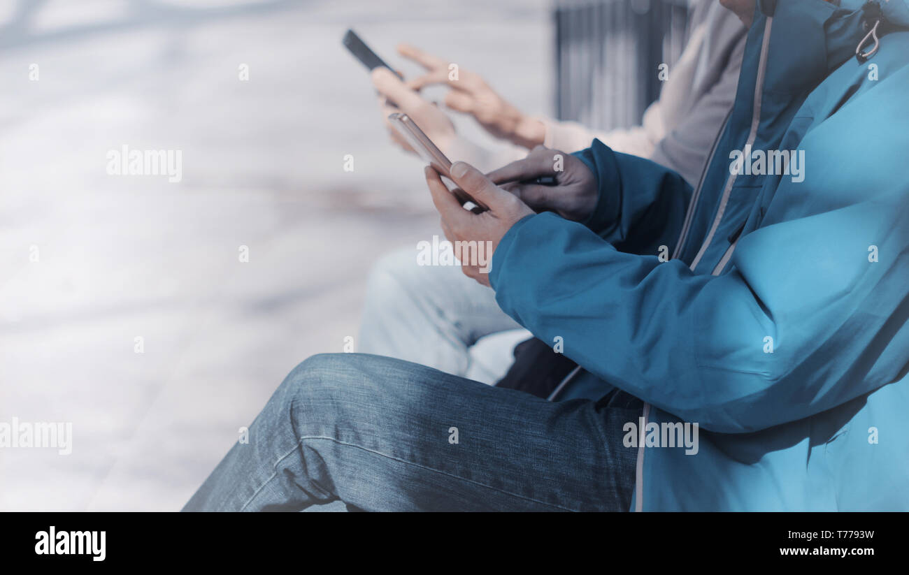 People cell phones street hi-res stock photography and images - Alamy