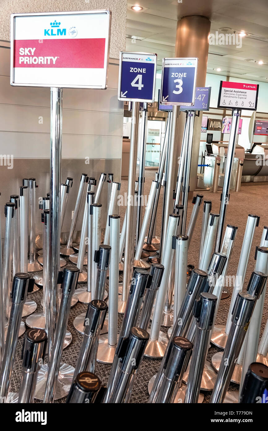 Rope barrier poles hi-res stock photography and images - Alamy