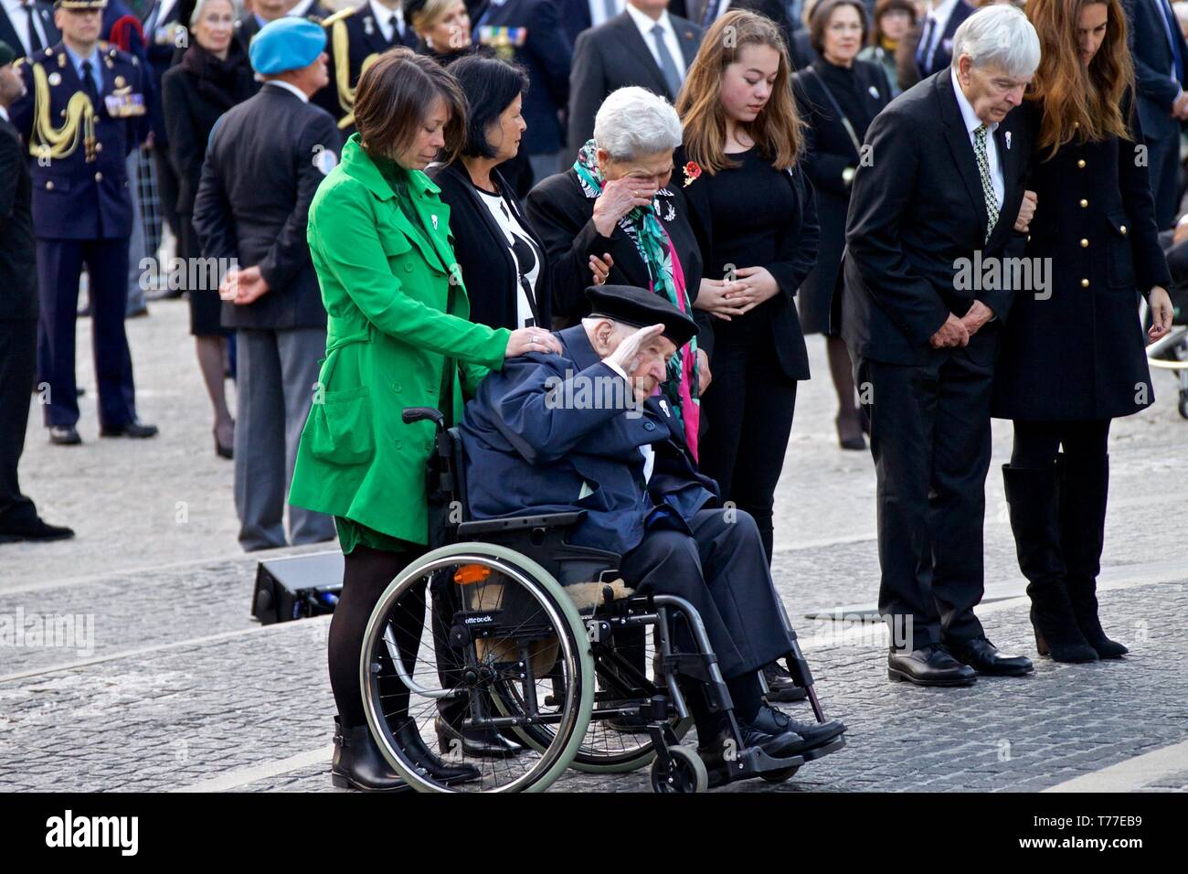 Amsterdam, Netherlands. 4th May, 2019. People attend the commemoration ...