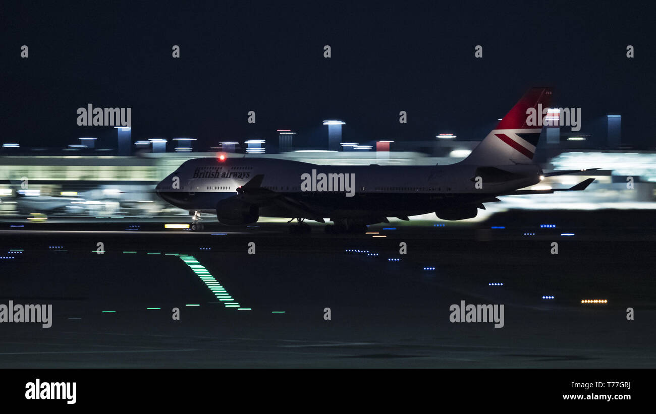 Jumbo jet taking off night hi-res stock photography and images - Alamy