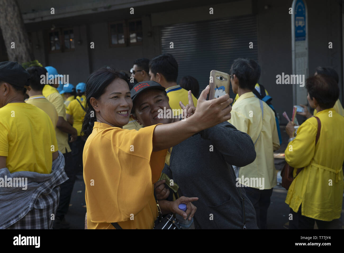 Bangkok, Thailand. 5th May, 2019. Two women snap a selfie as they wait ...