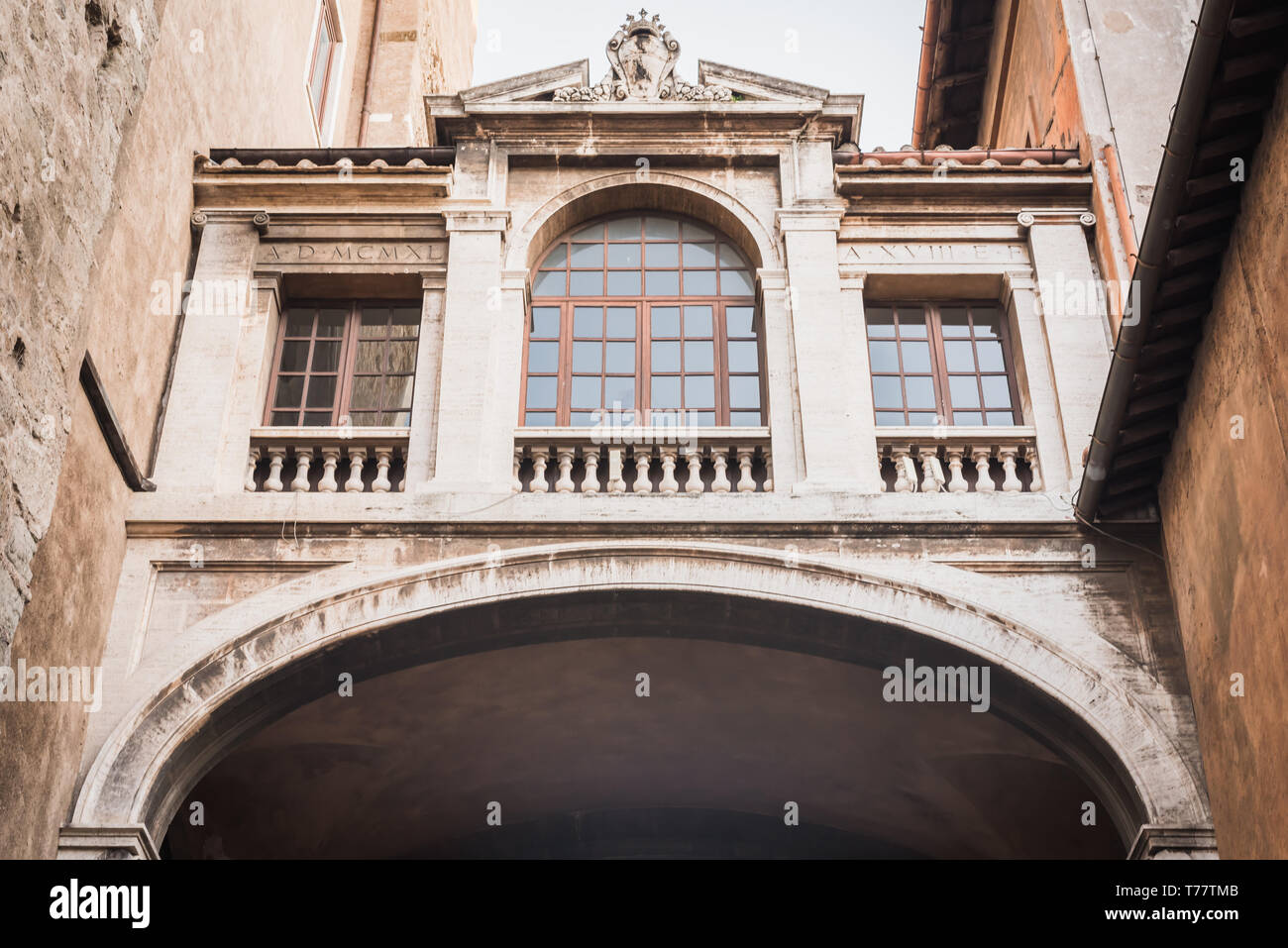 Ancient Roman bridge between two houses in Rome Italy Stock Photo - Alamy