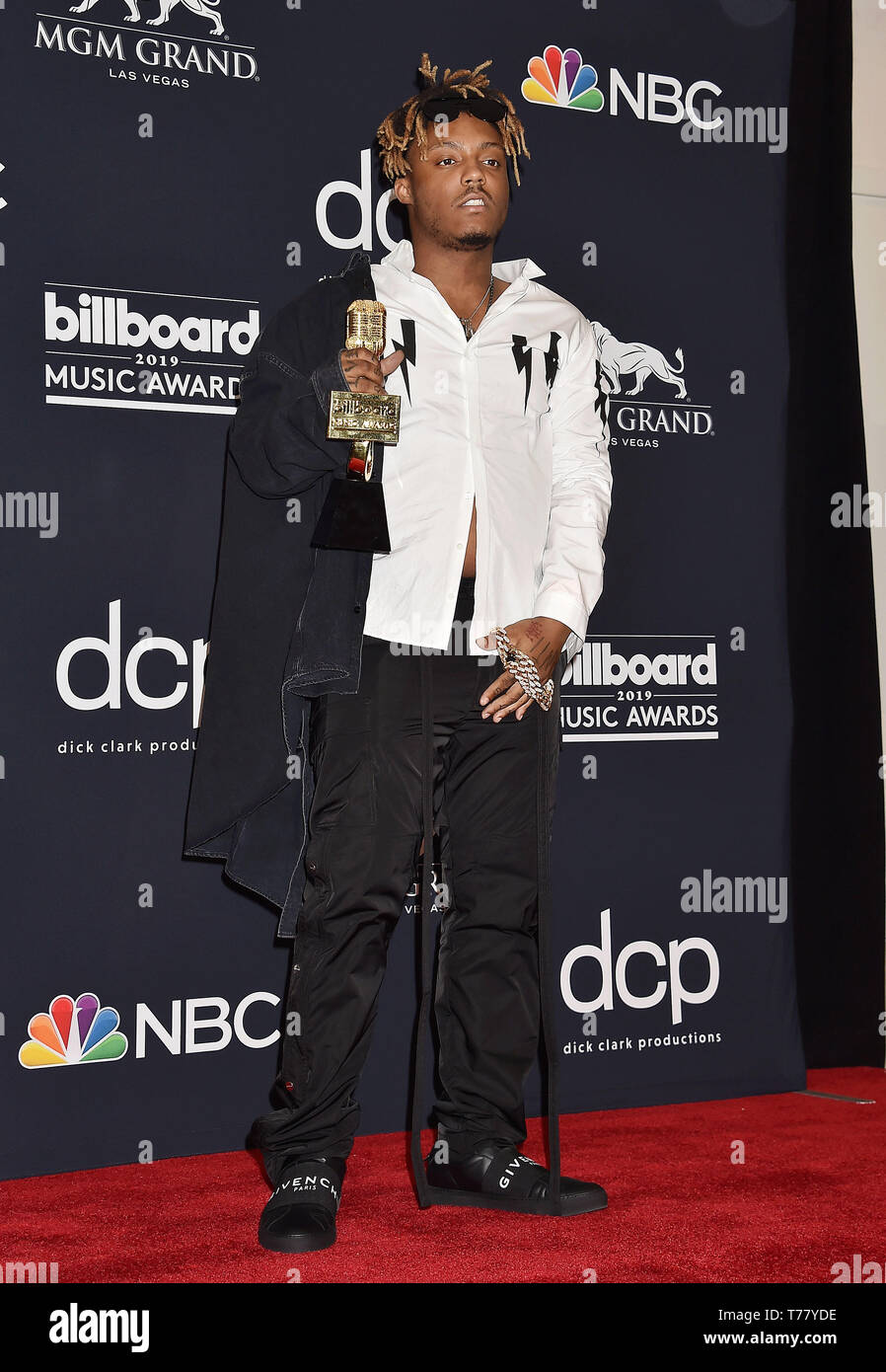 LAS VEGAS, NV - MAY 01: Juice Wrld poses with the award for Best New ...