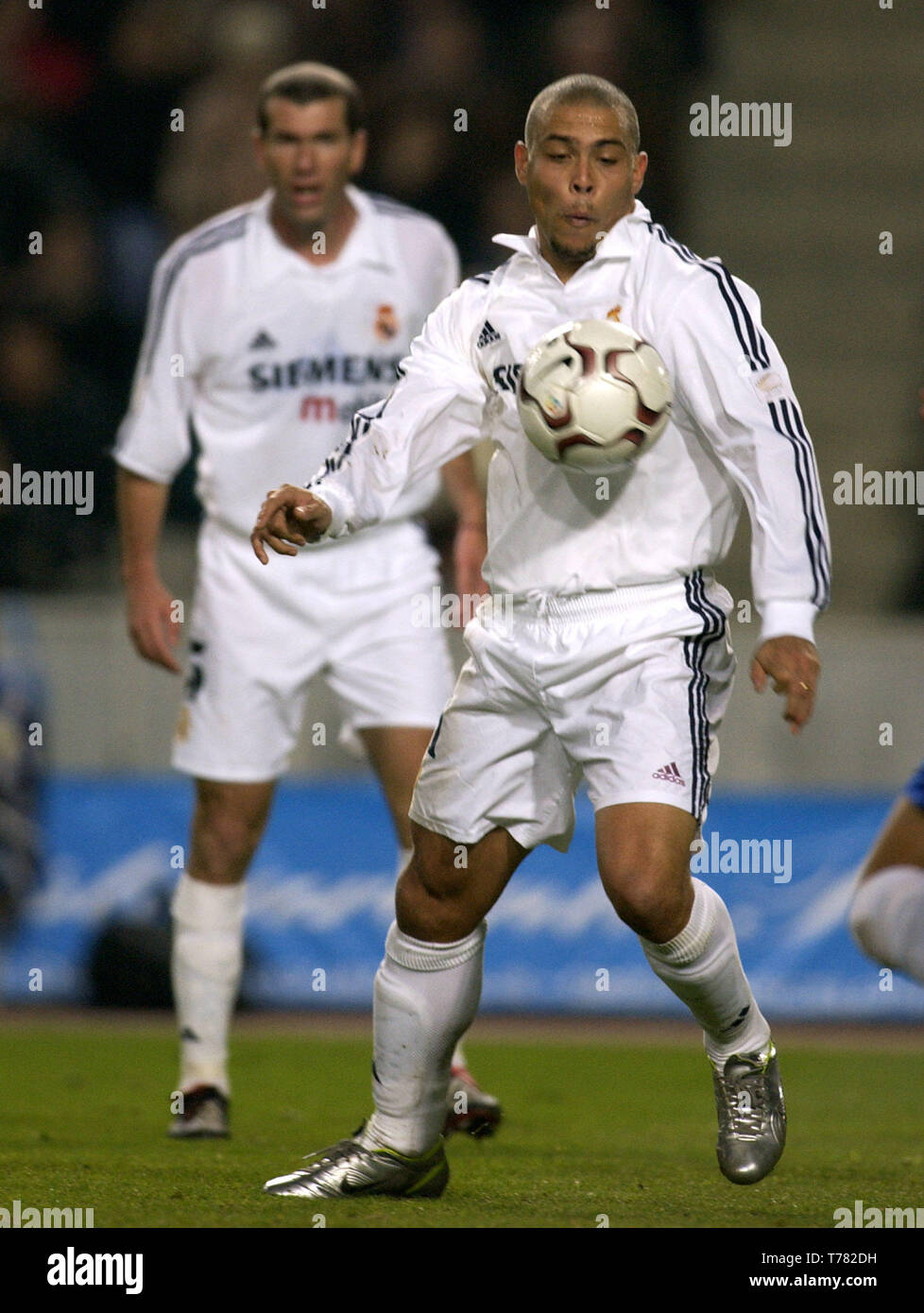 Zinedine zidane real madrid 2003 hi-res stock photography and images ...