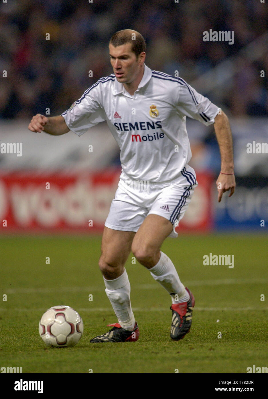 Zinedine zidane real madrid 2003 hi-res stock photography and images ...