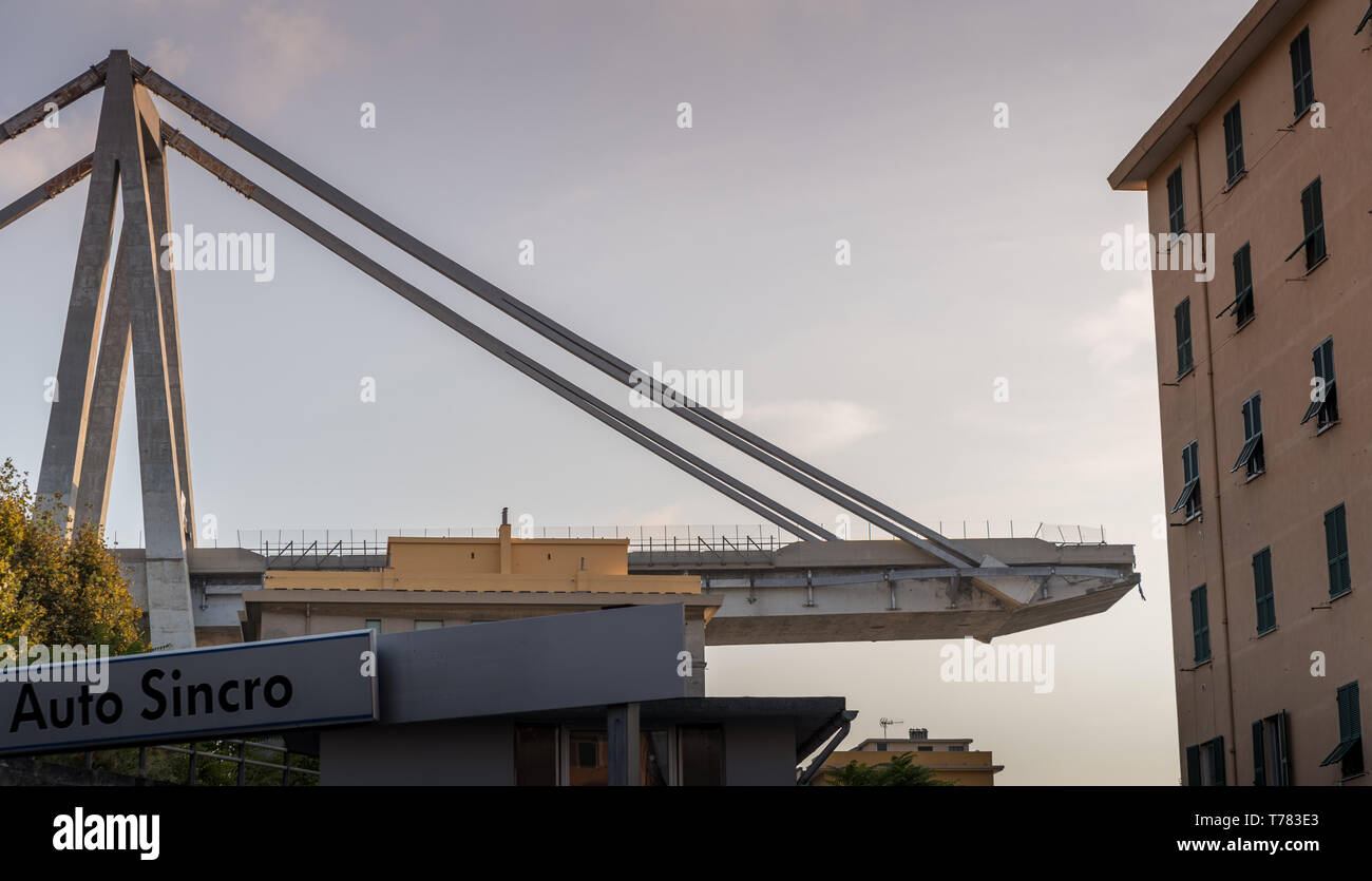 Partially collapsed old bridge hi-res stock photography and images - Alamy