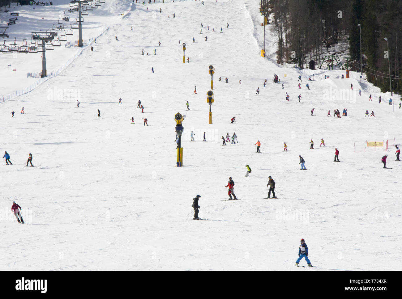 Crowded ski slope hi-res stock photography and images - Alamy