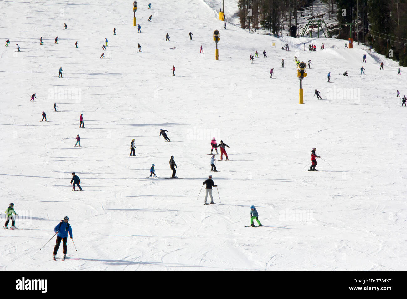 Crowded ski slope hi-res stock photography and images - Alamy