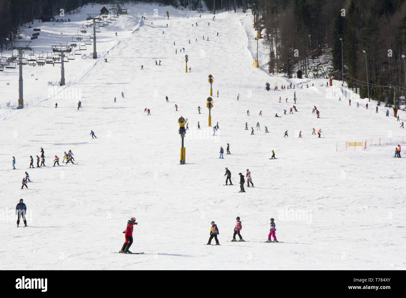 Crowded ski slope hi-res stock photography and images - Alamy