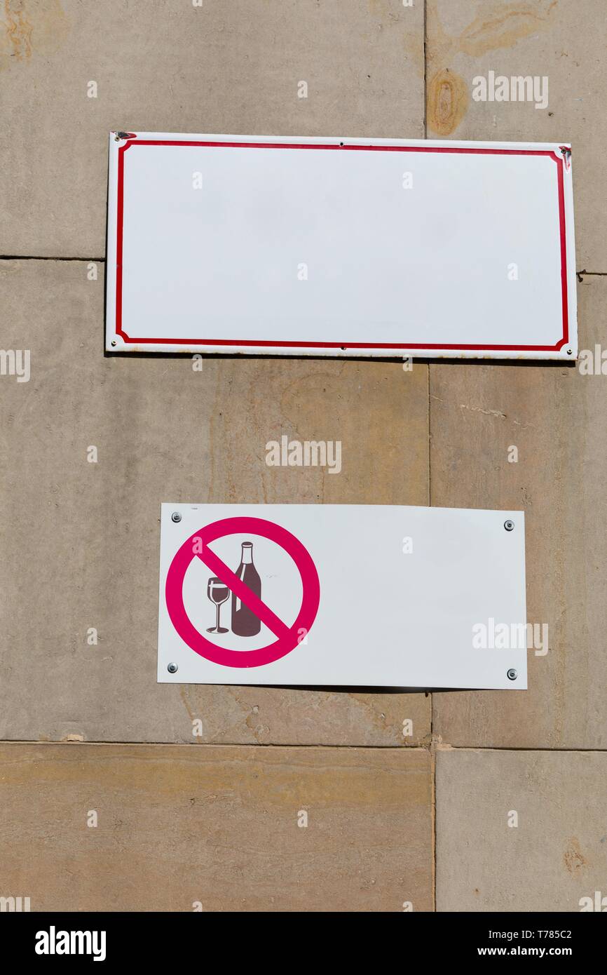 Alcohol restricted area sign hi-res stock photography and images - Alamy