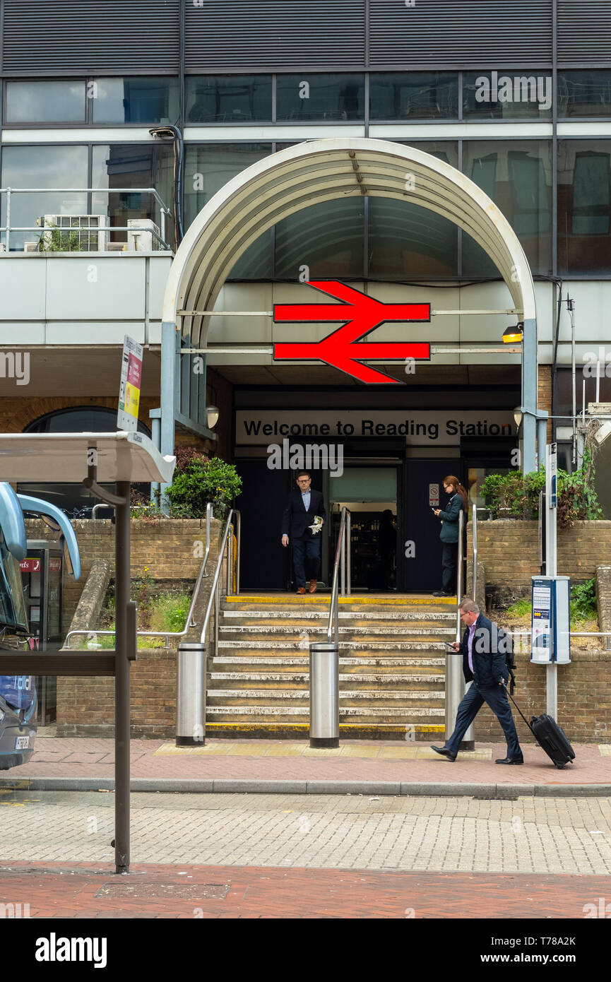 Reading train station berkshire hi-res stock photography and images - Alamy
