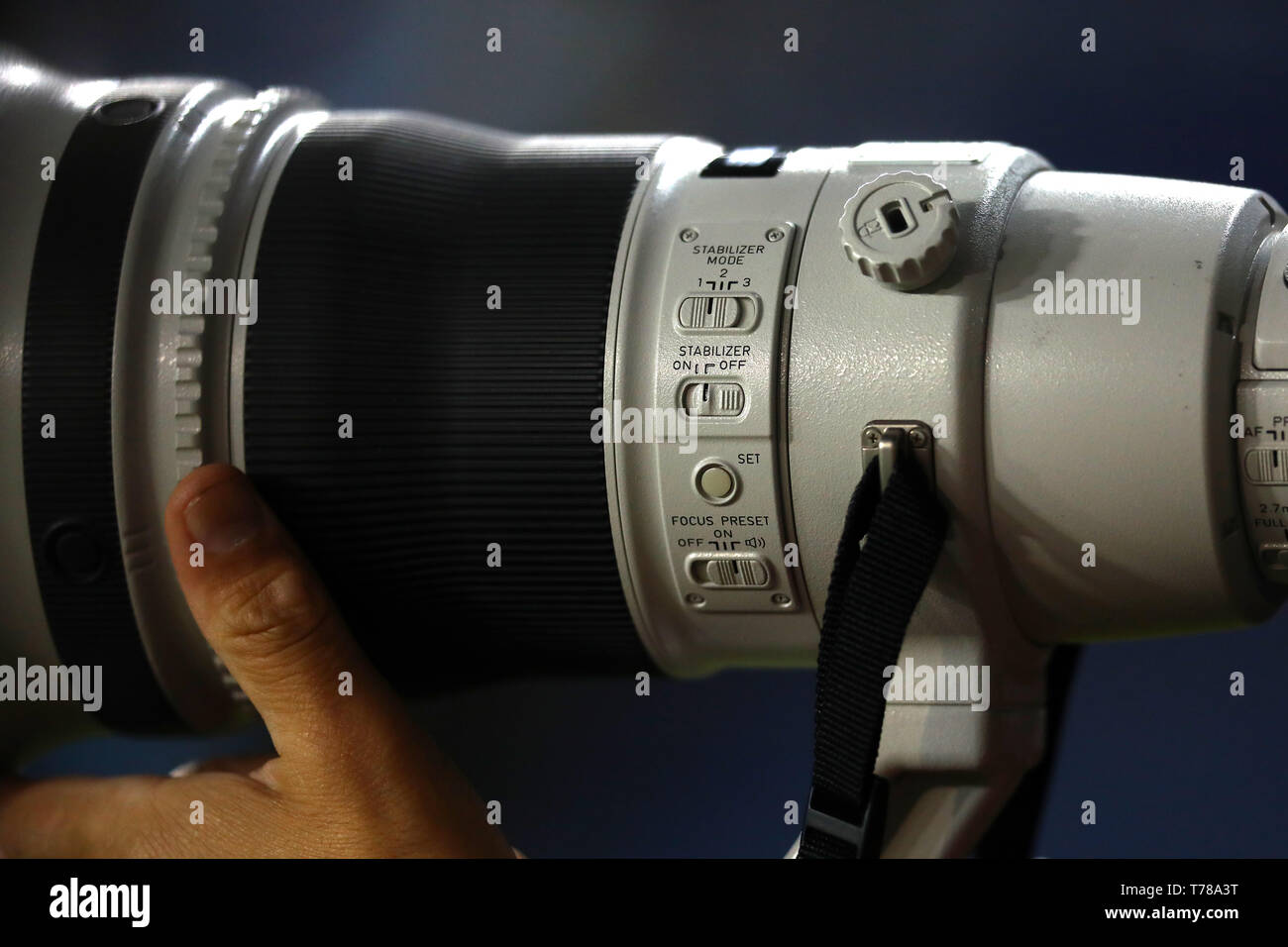 400mm camera lens hi-res stock photography and images - Alamy
