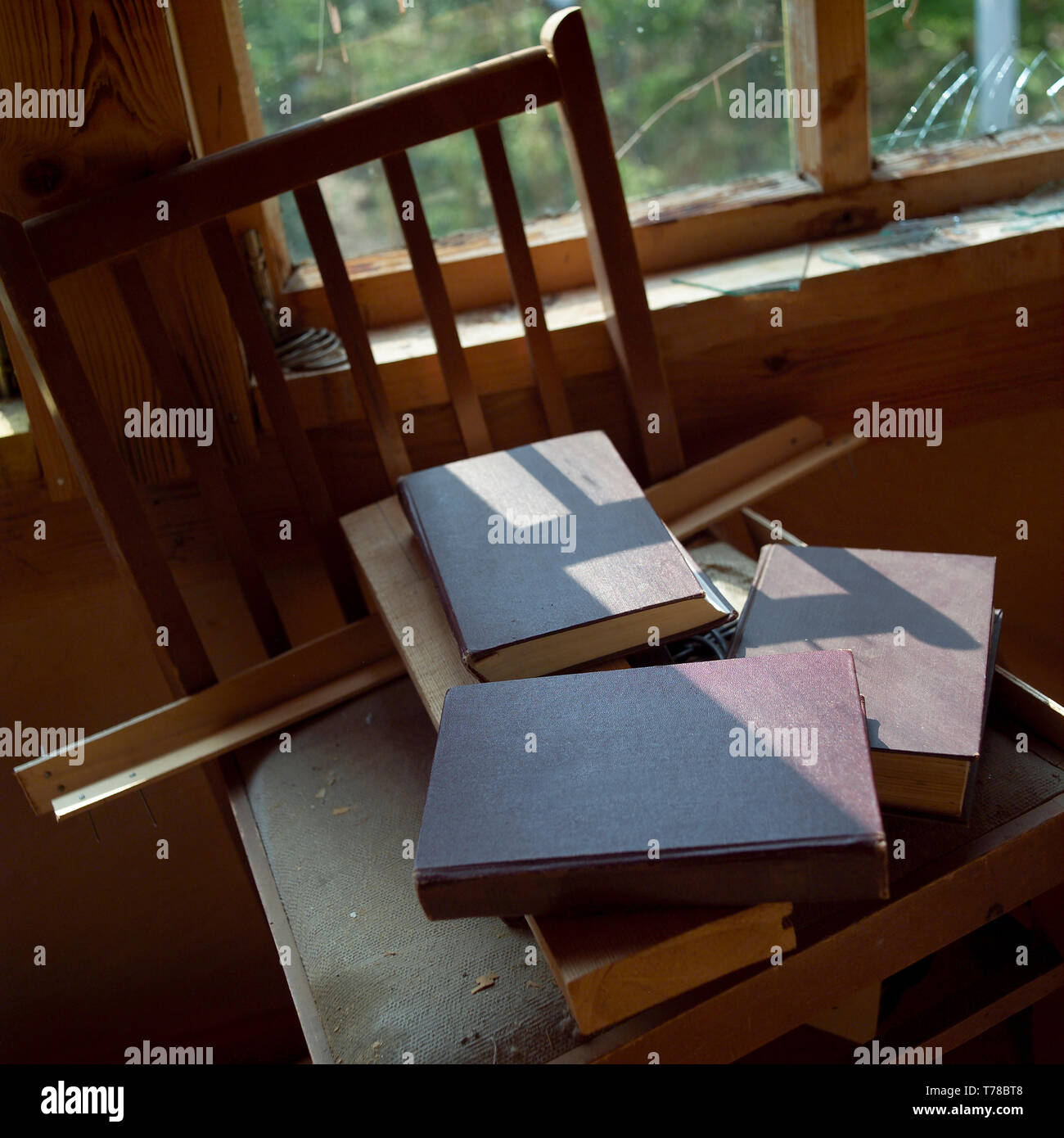 Dust covered books hi-res stock photography and images - Alamy