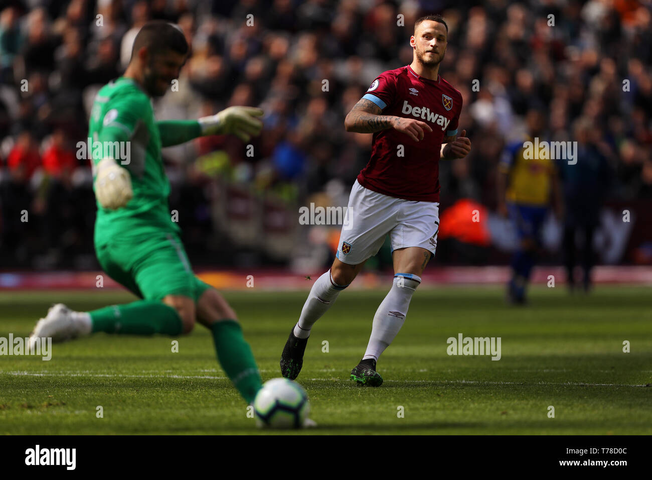 Marko Arnautovic of West Ham United bears down on Fraser Forster of ...