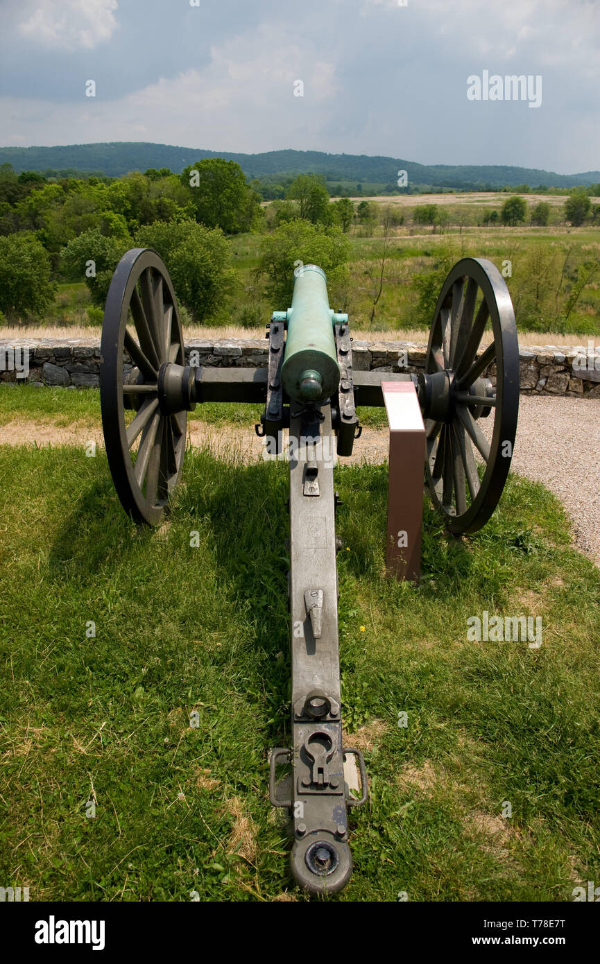 Civil war cannon overlooking fields in Pennsylvania Stock Photo - Alamy