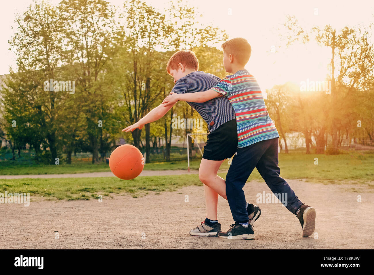 Kids playing basketball outdoors hi-res stock photography and images ...