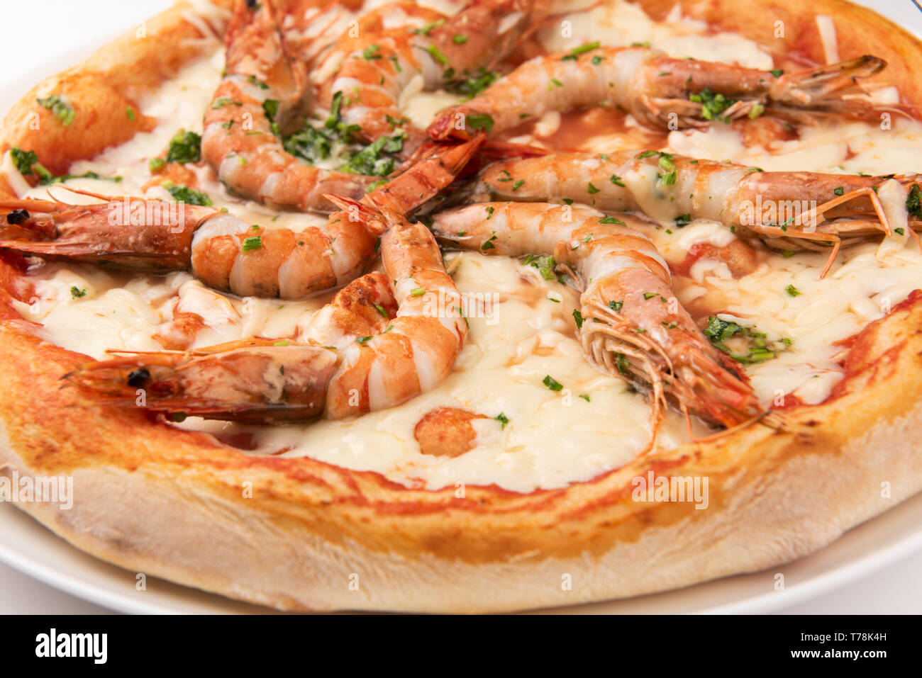 Whole seafood pizza with big shrimps close up Stock Photo - Alamy