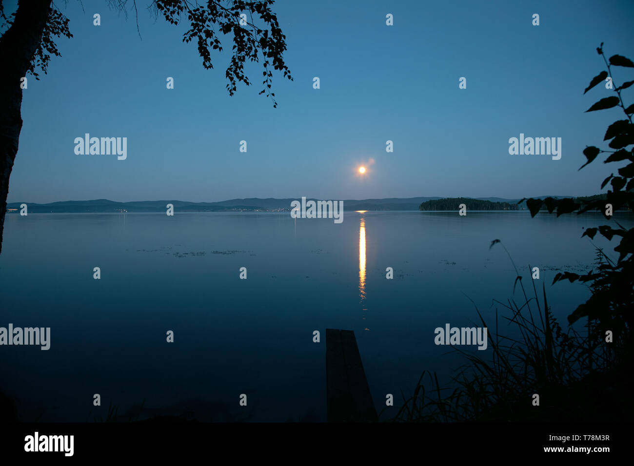 Reflection of the full moon in a lake water. Night landscape. Scenic ...