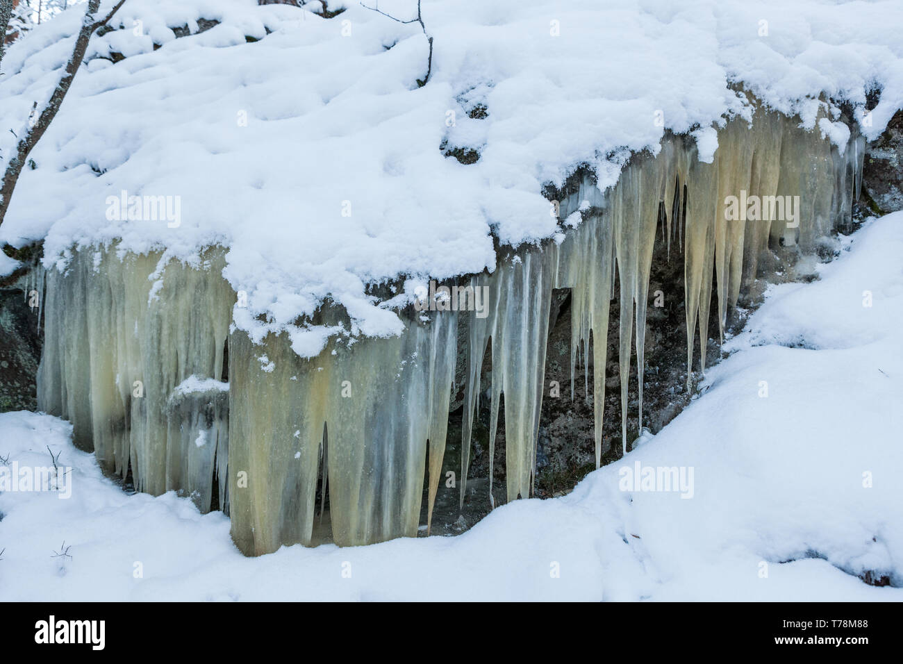 Hanging over rock hi-res stock photography and images - Alamy