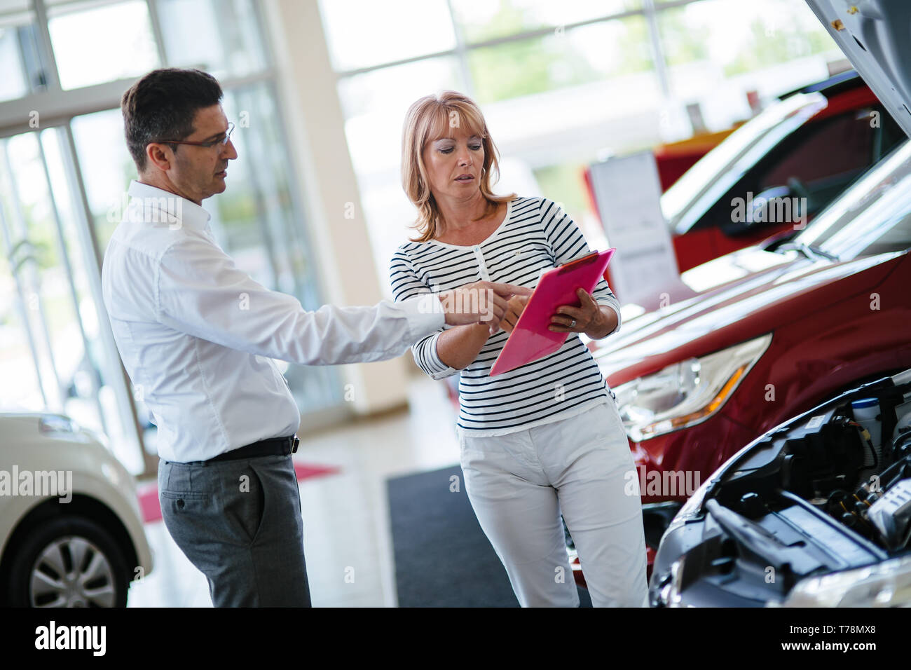 Car salesman and customer paperwork hi-res stock photography and images ...