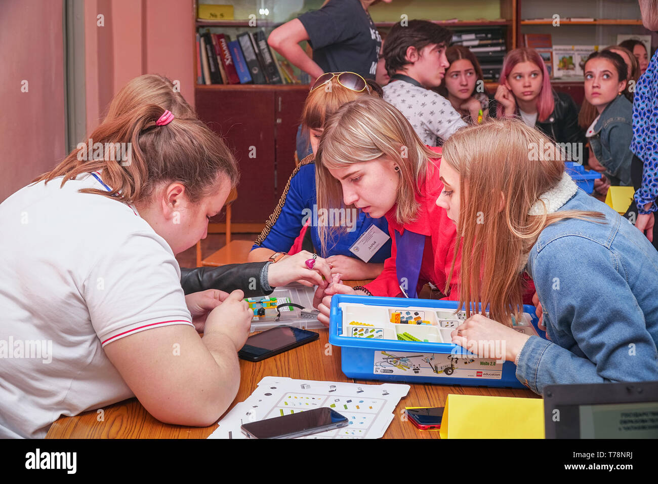 Robotics lesson set lego students hi-res stock photography and images ...