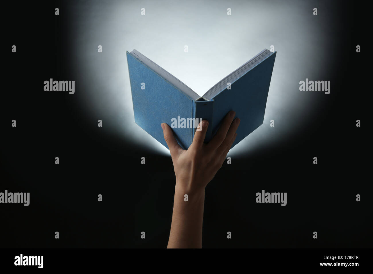 Hand holding open book hi-res stock photography and images - Alamy