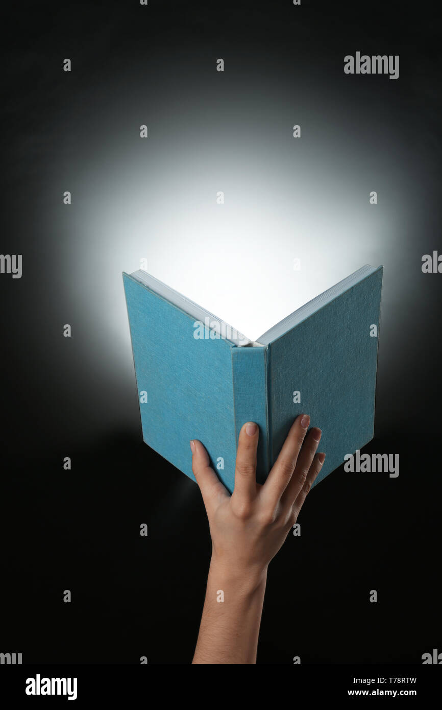 Hand holding open book hi-res stock photography and images - Alamy