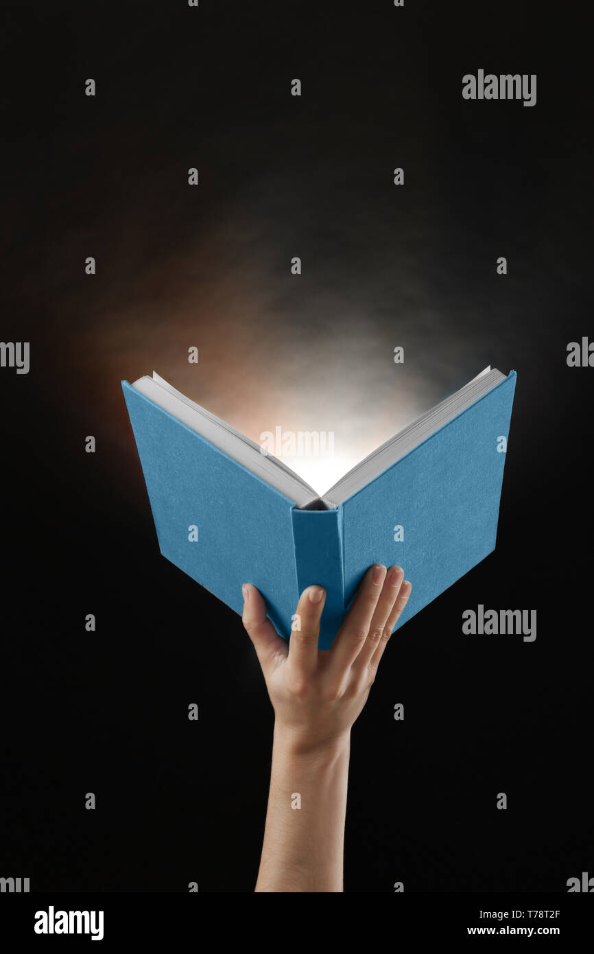 Hand holding open book hi-res stock photography and images - Alamy