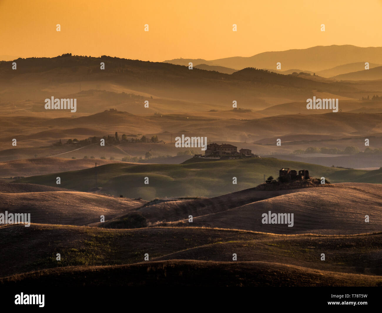 Sunset landscape tuscany farms hi-res stock photography and images - Alamy