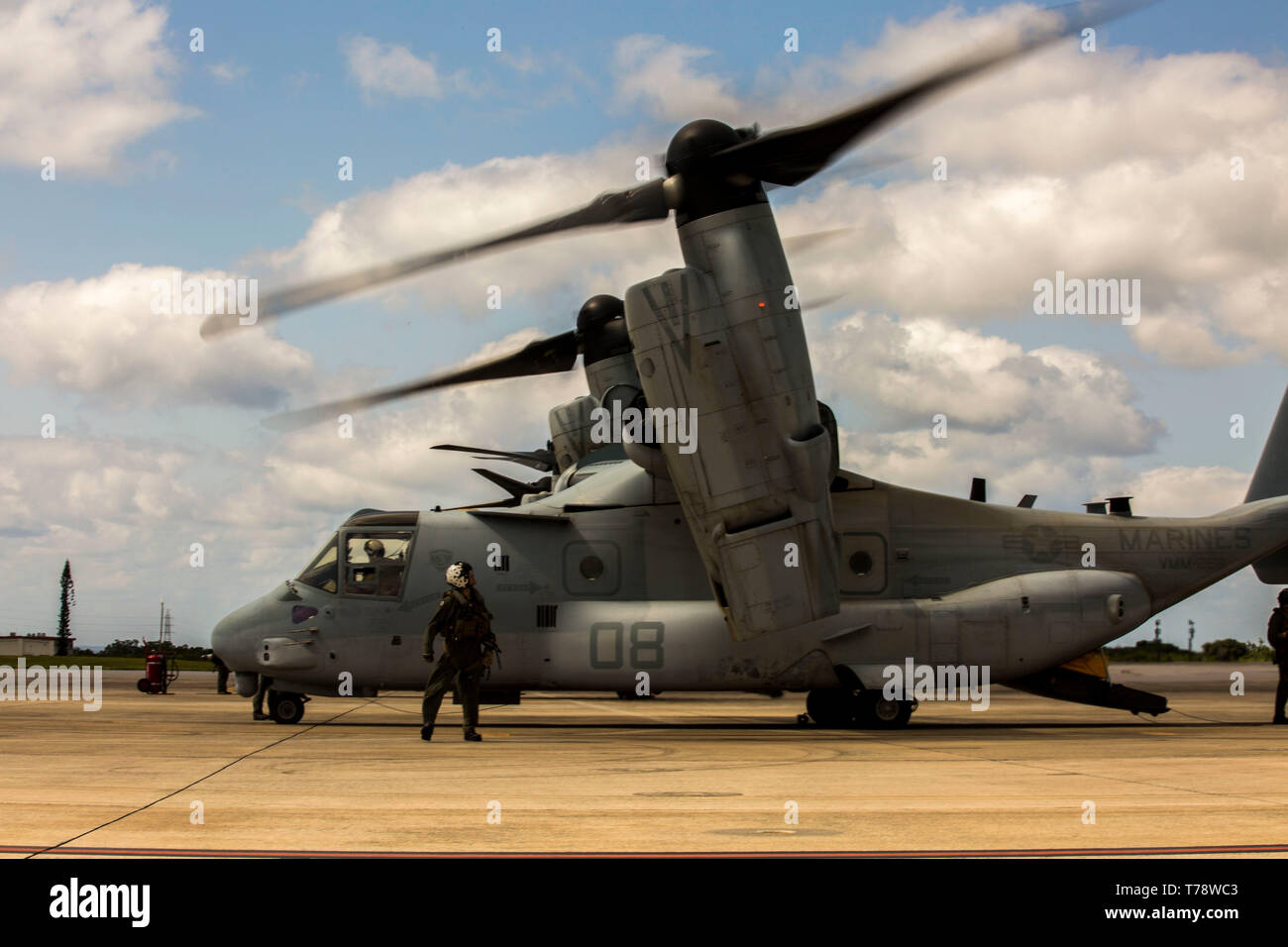 A V-22 Osprey with Marine Medium Tiltrotor Squadron 268 refuels before ...