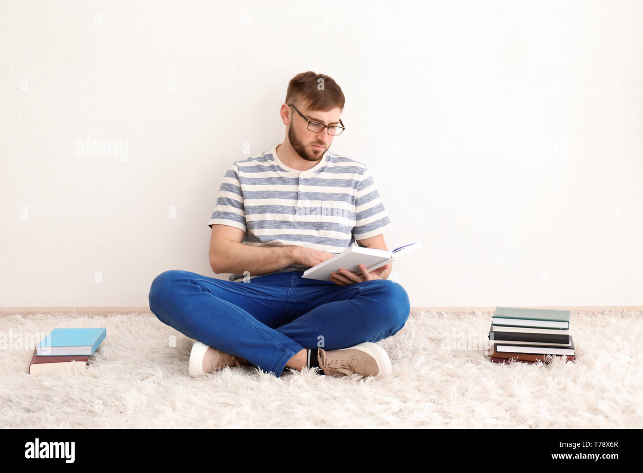 Young man many books hi-res stock photography and images - Alamy