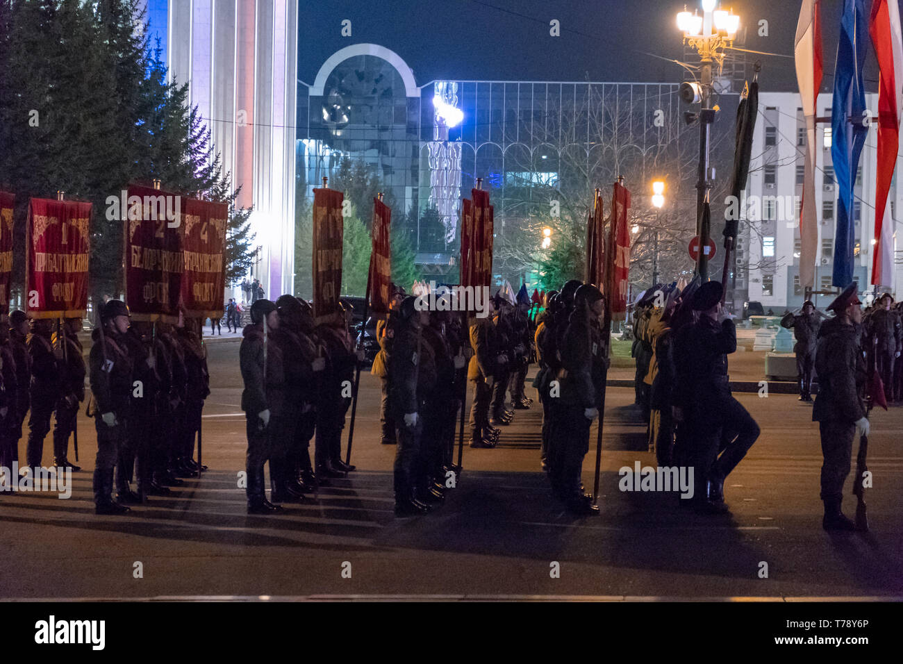 Soldiers marching at night on Lenin square Stock Photo - Alamy