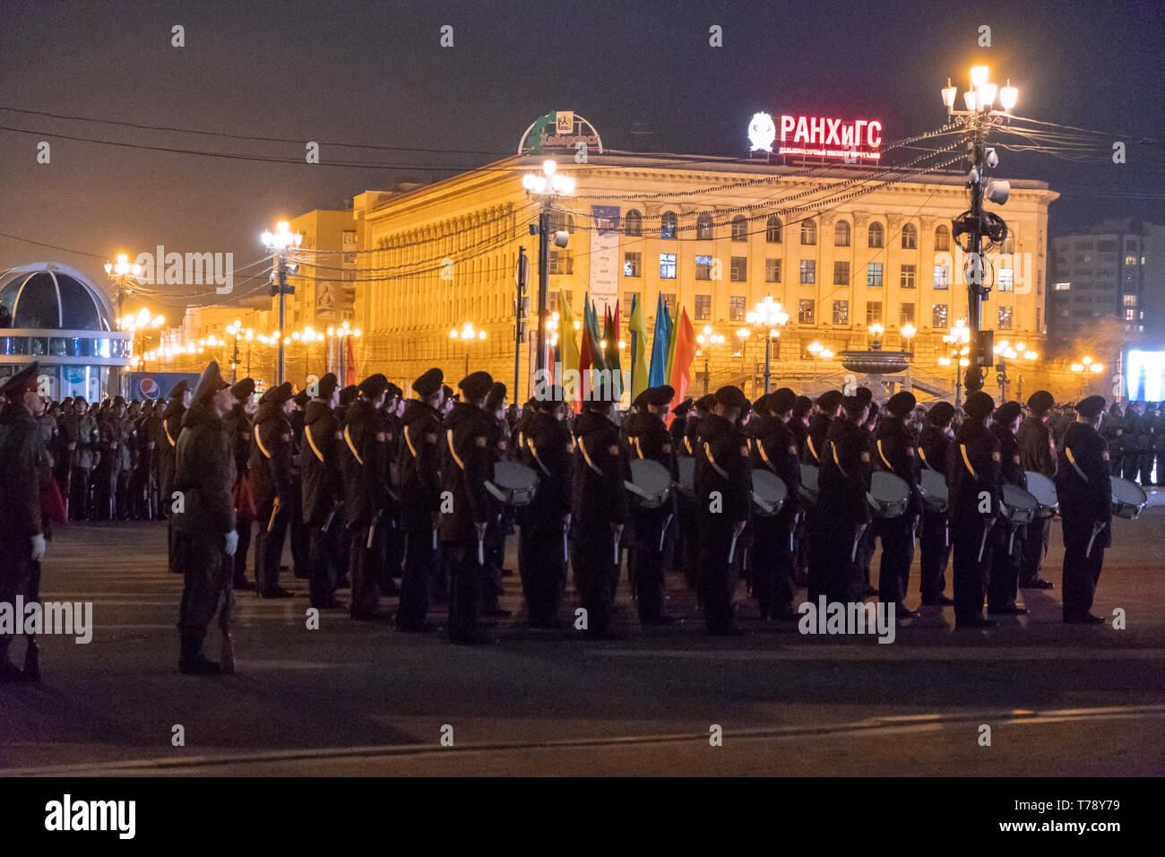 Soldiers marching at night on Lenin square Stock Photo - Alamy