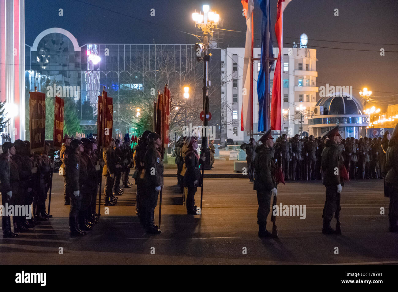 Soldiers marching at night on Lenin square Stock Photo - Alamy