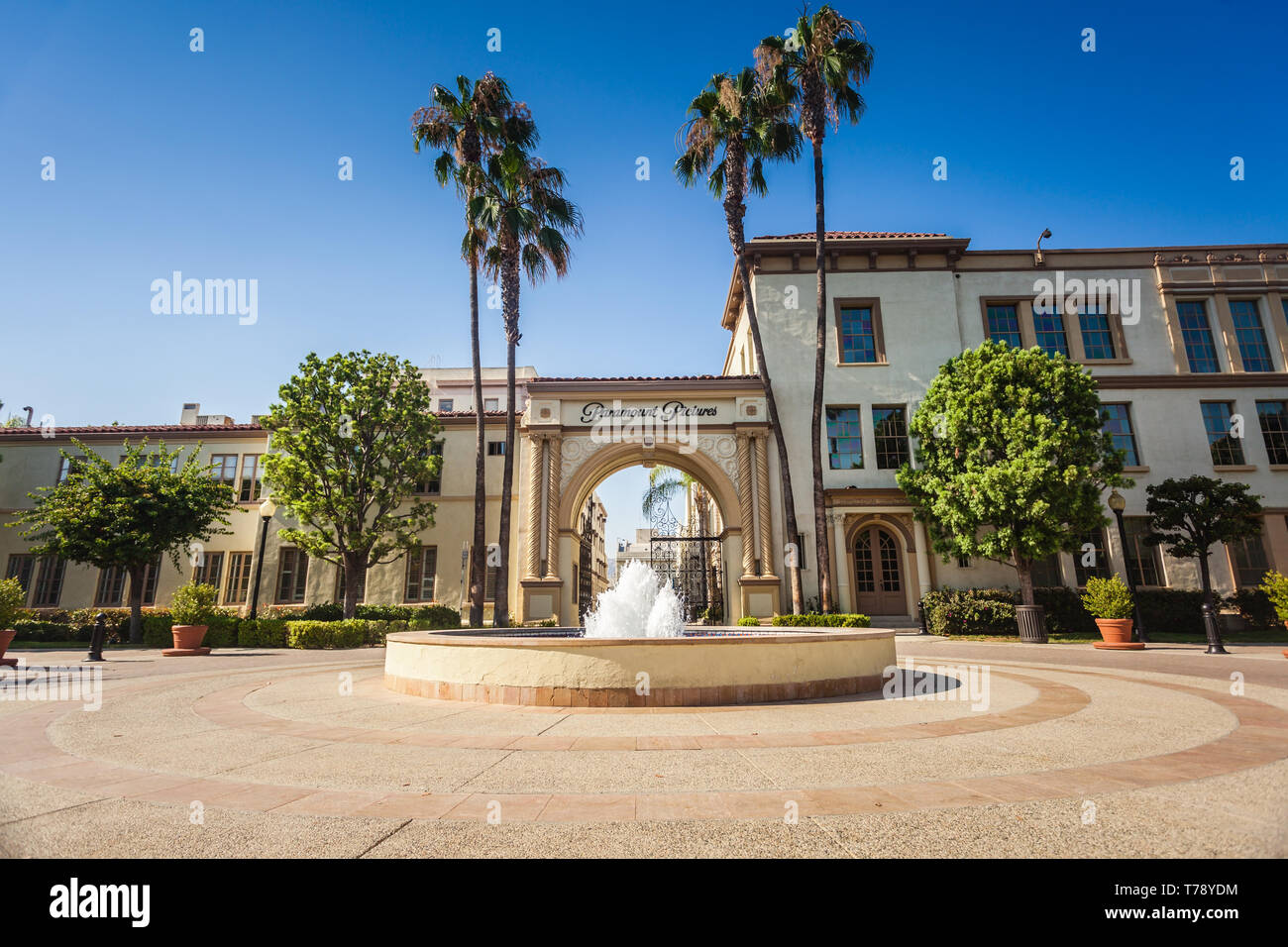 Paramount pictures entrance gate hi-res stock photography and images ...