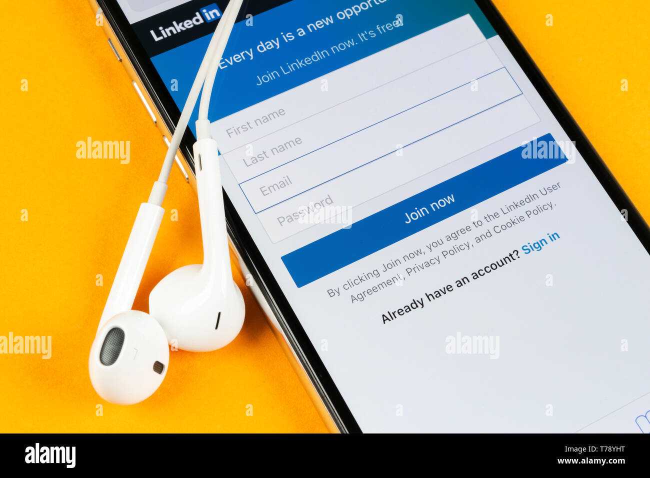Linkedin logo app icon hi-res stock photography and images - Alamy