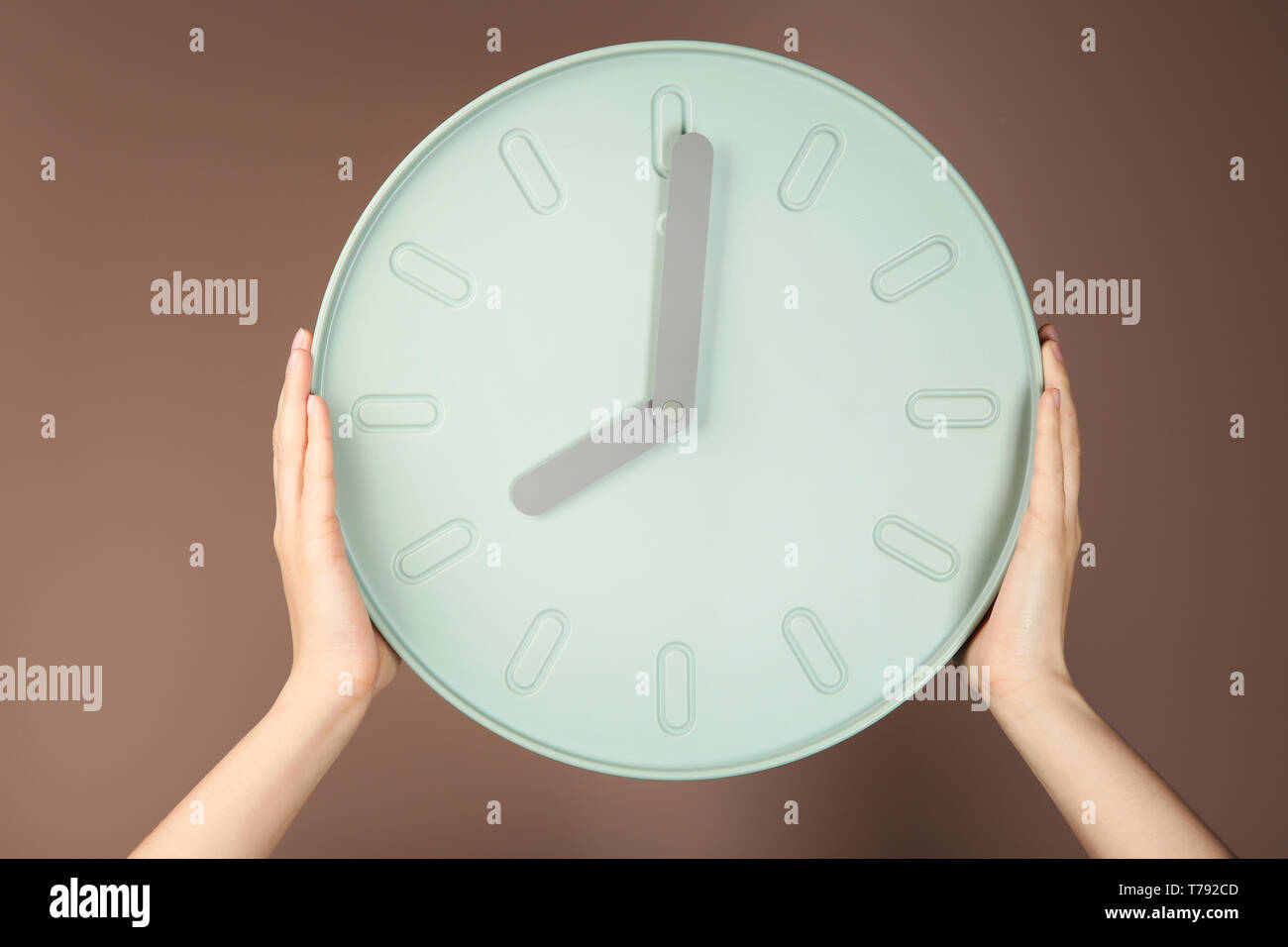 Hands holding clock hi-res stock photography and images - Alamy