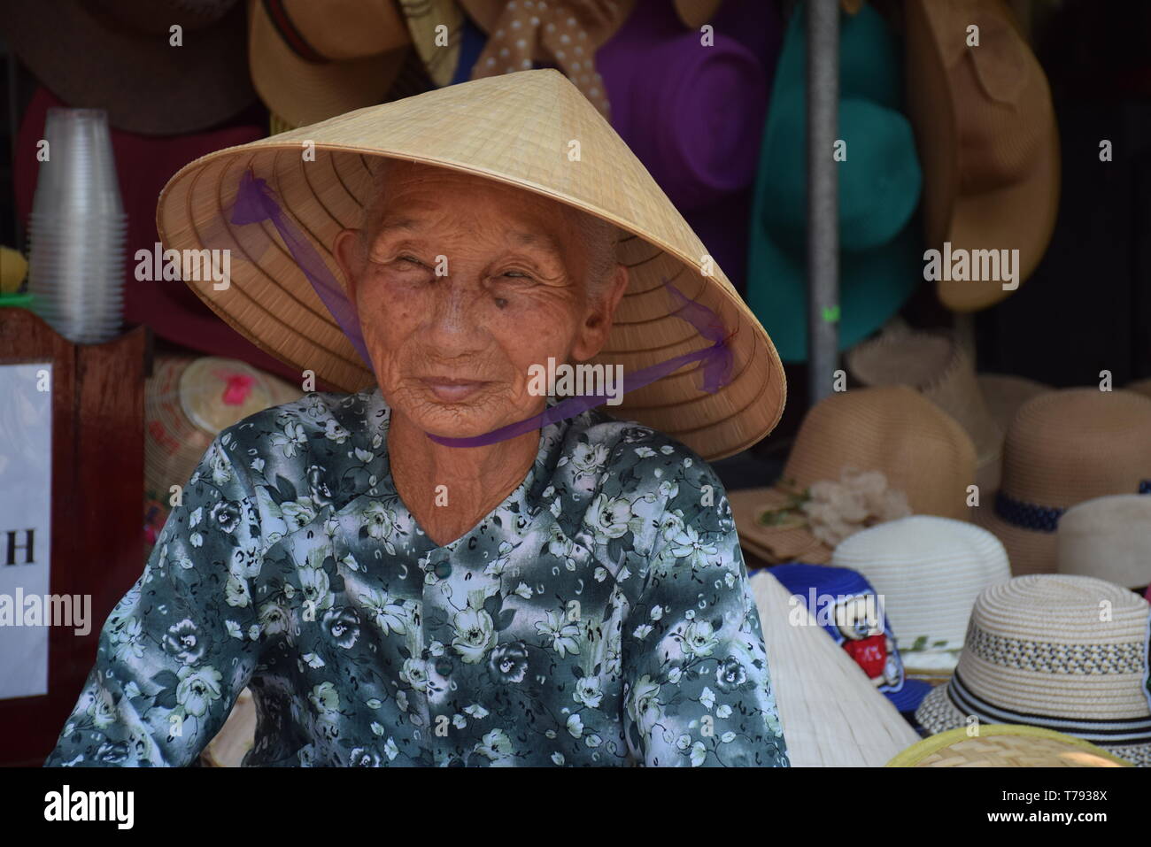 Old vietnamese woman conical hat hi-res stock photography and images - Alamy