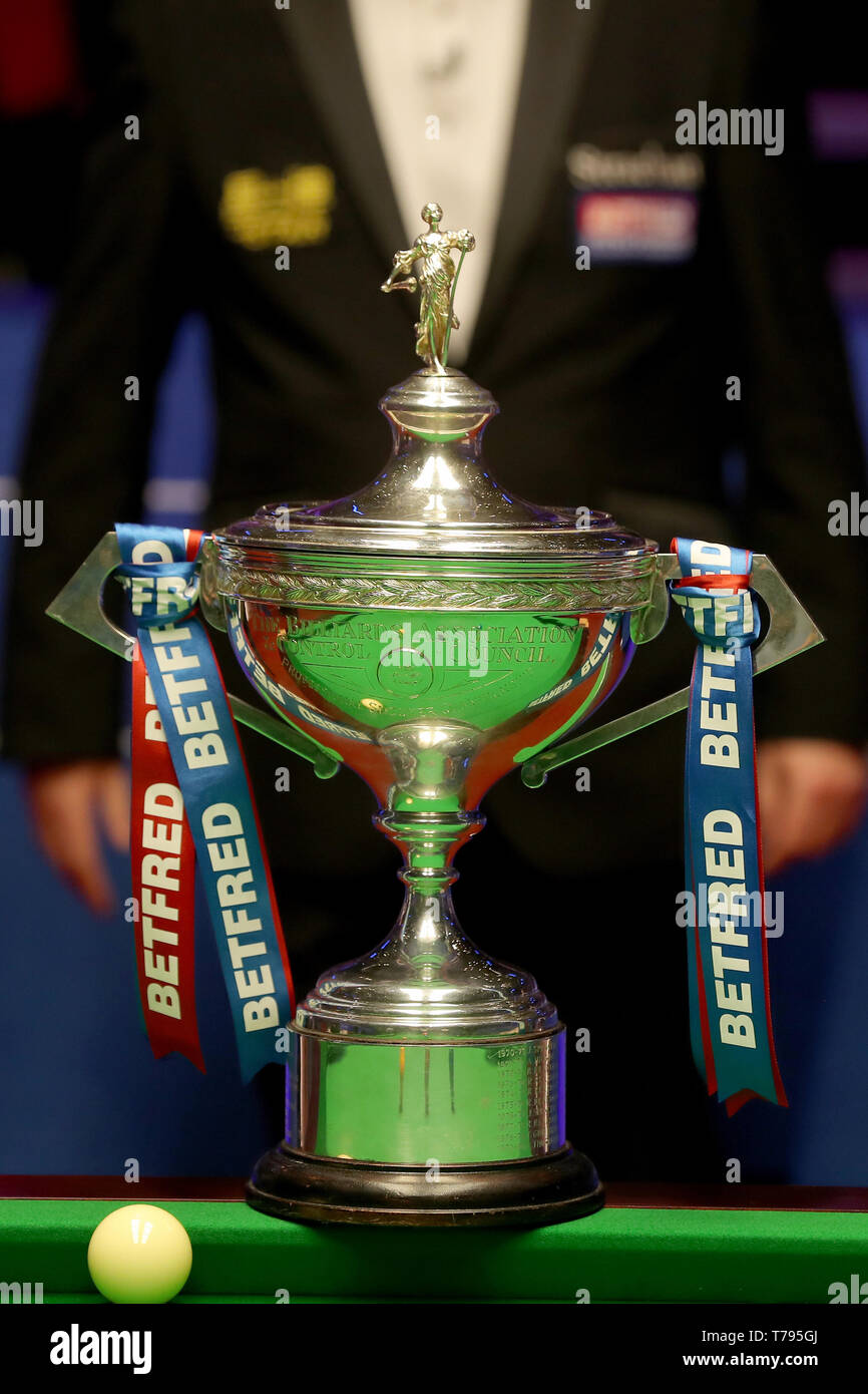 The World Championship trophy on day sixteen of the 2019 Betfred World ...