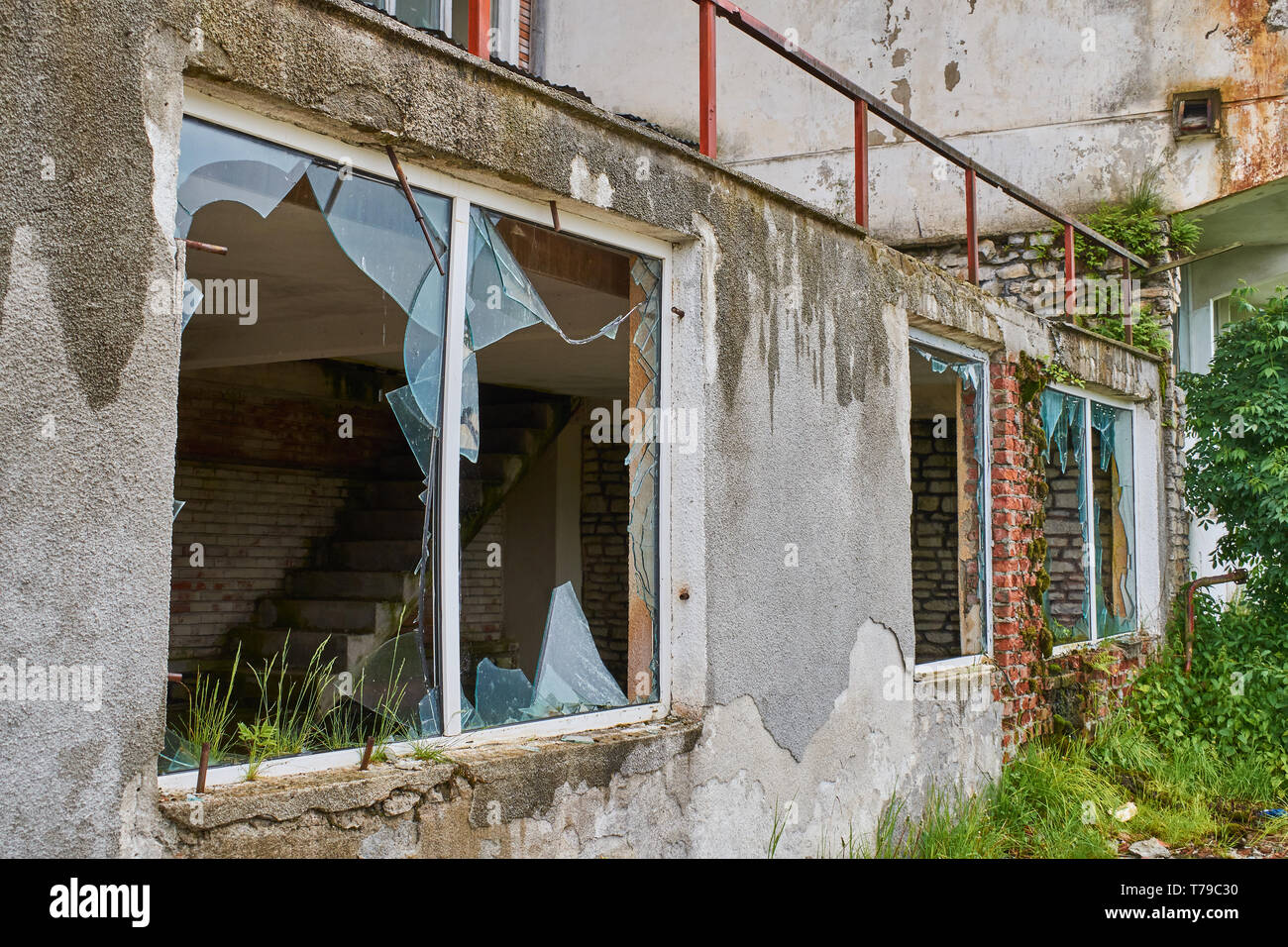 Broken windows of an abandoned hotel Stock Photo - Alamy