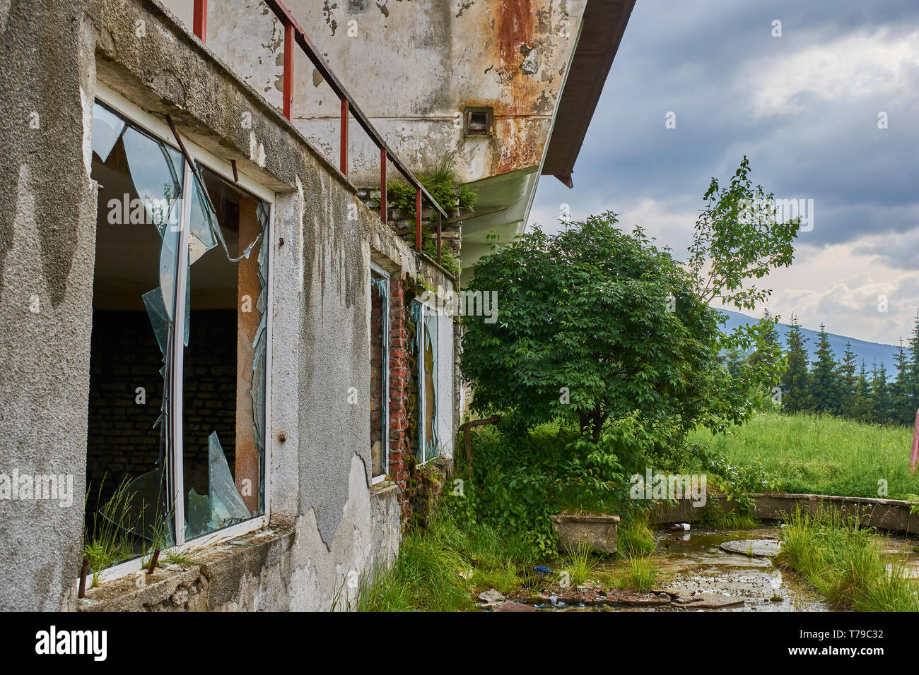 Broken windows of an abandoned hotel Stock Photo - Alamy