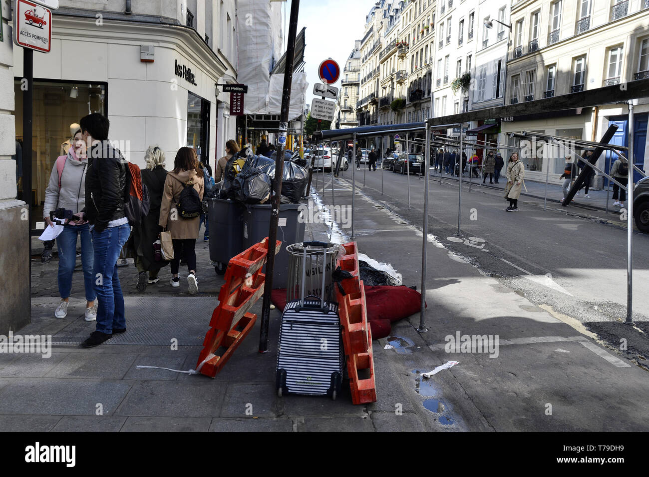 Paris trash hi-res stock photography and images - Alamy