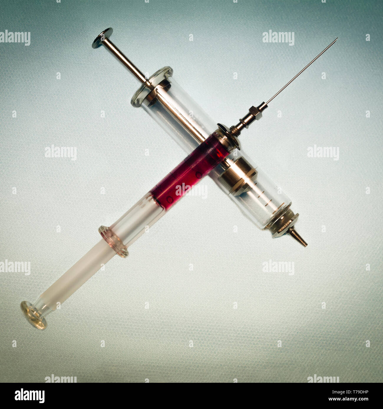 Crossed syringes hi-res stock photography and images - Alamy